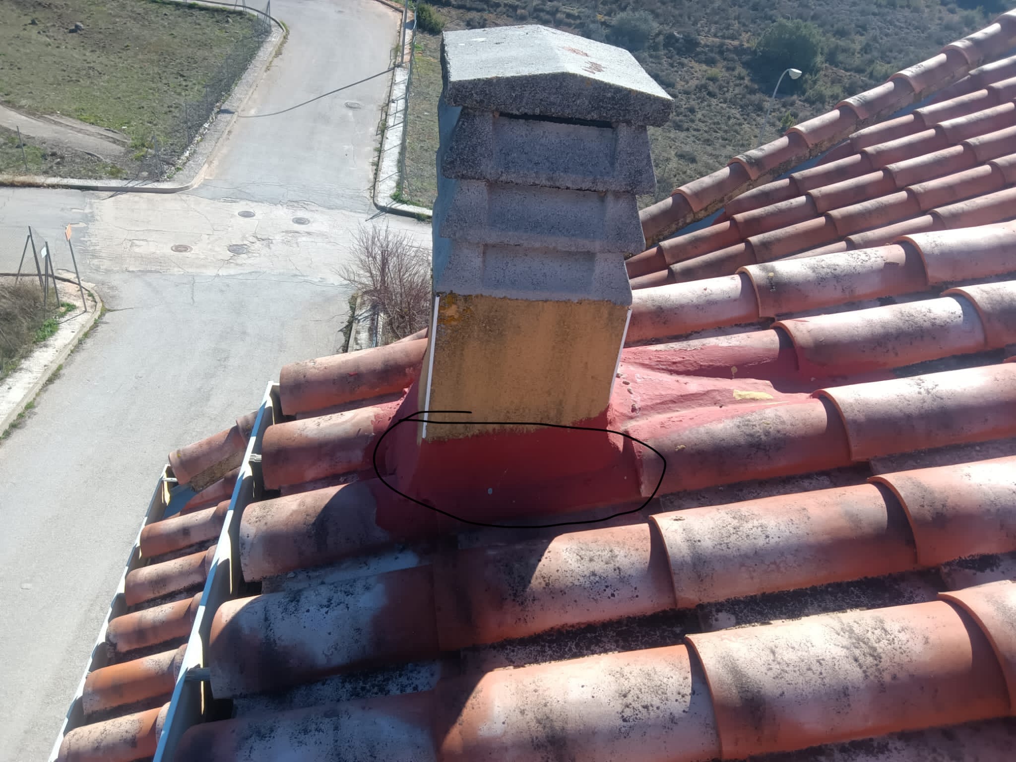 Cómo arreglar gotera alrededor chimenea ventilación - Albañilería ...