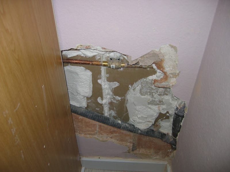 Tabique roto horizontalmente por paso de tubos agua - Albañilería ...