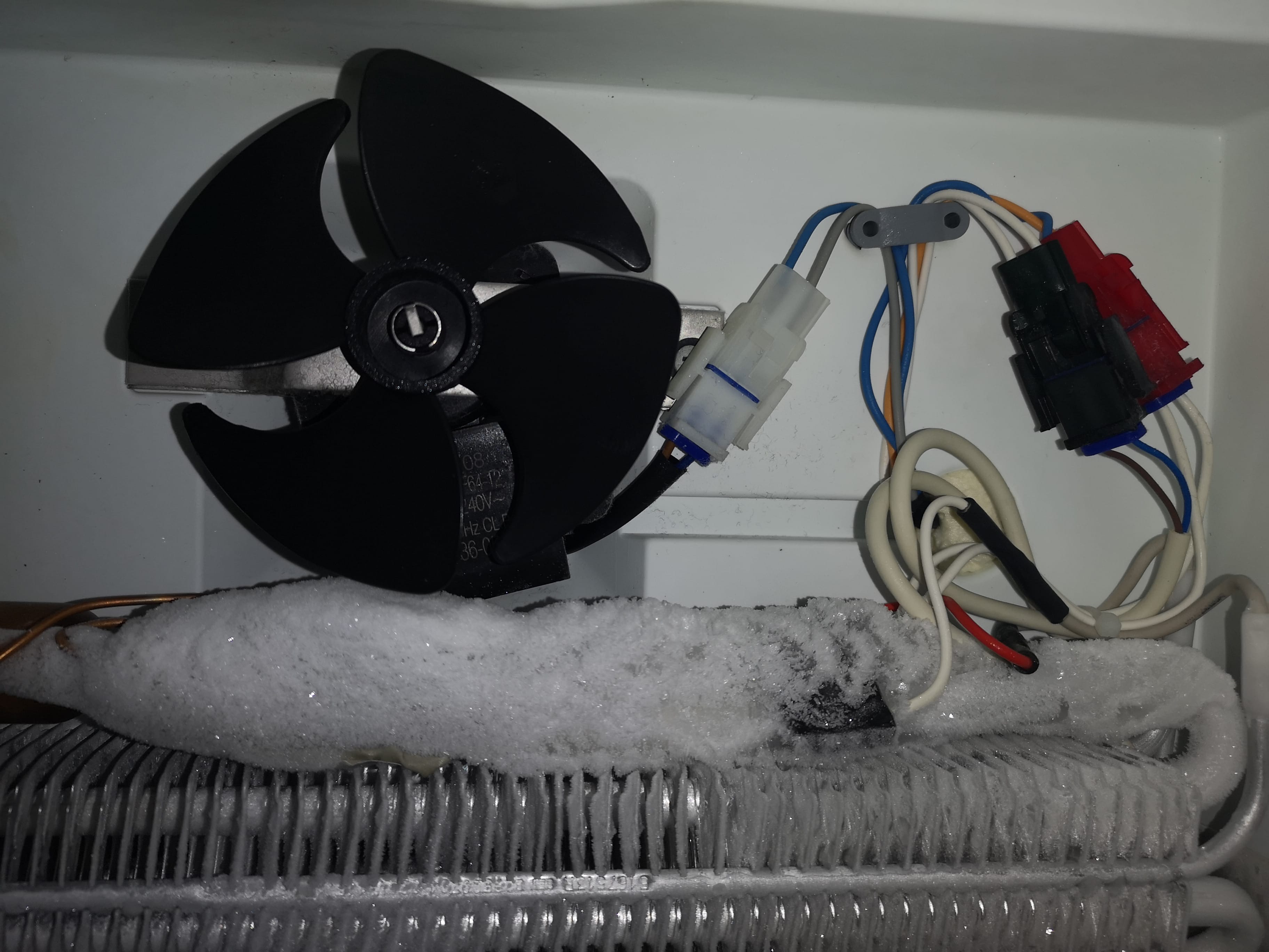 Hielo en evaporador del congelador Fagor 2FC-47 NF y alta frecuencia de encendido ...